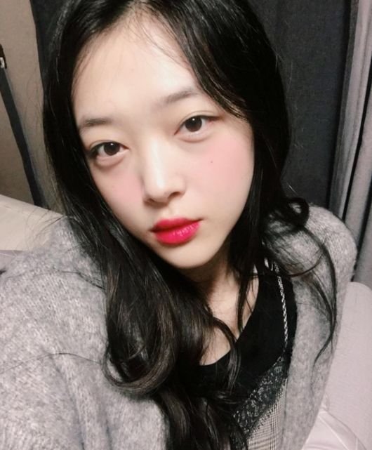 Sulli gives Chuseok greetings with a selca