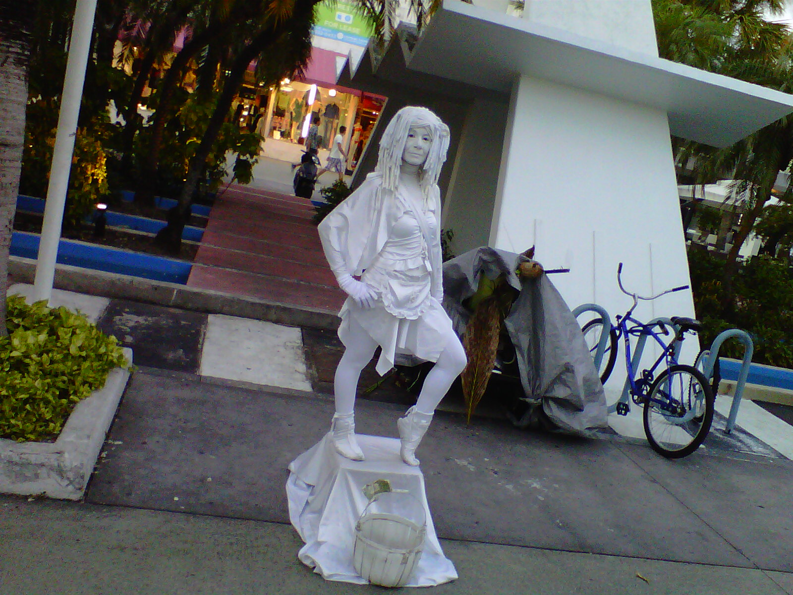 AYCE MEDIA BLOG-AZINE: ART WALKING MIAMI * RANDOM ACTS OF ARTFULNESS