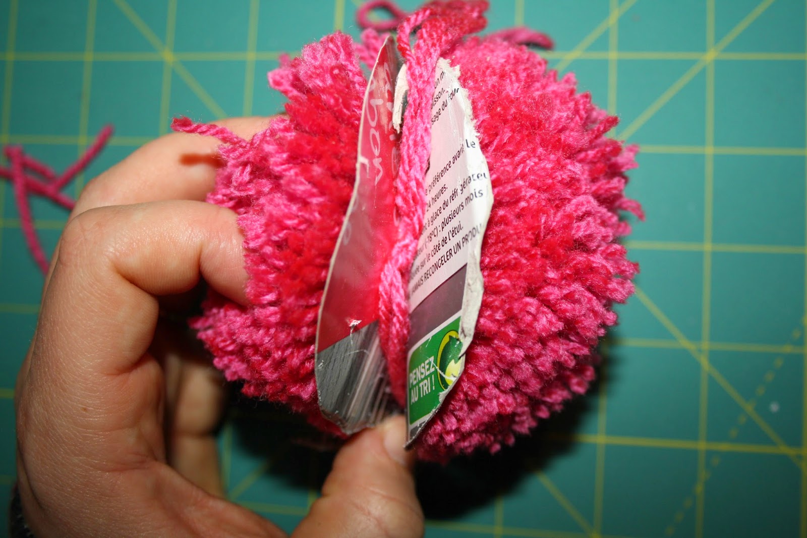 La Fabrique Bibelote: [DIY #4] Comment réaliser des pompons avec du ...