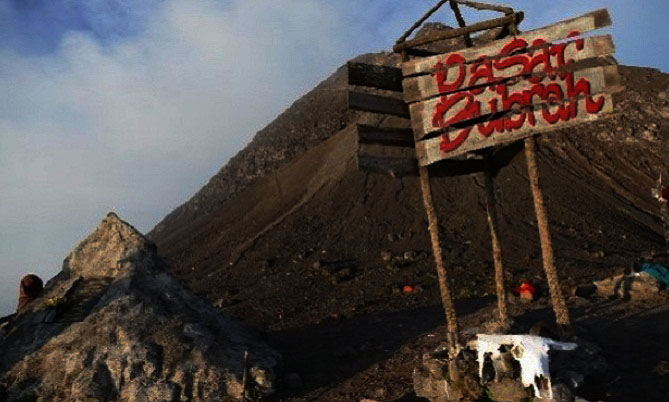 Kisah Mistis Di Gunung Merapi yang Harus Diketahui Pendaki - Sakmadyone.com