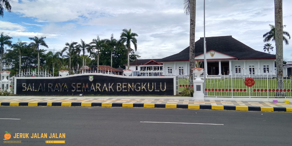 Menikmati Sore di Taman Kota Bengkulu