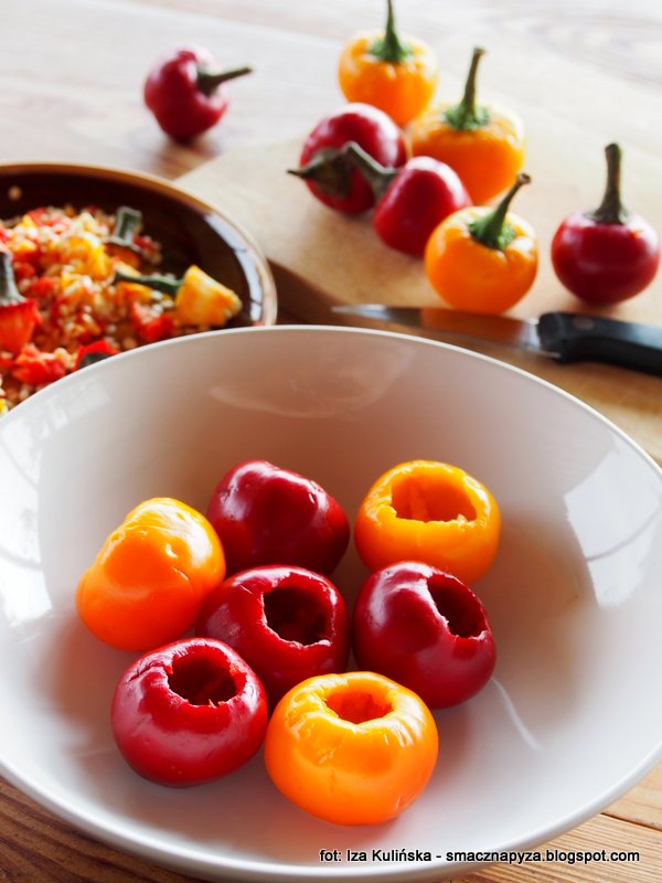 Papryka czereśniowa z fetą i ziołami, w oliwie | Smaczna Pyza