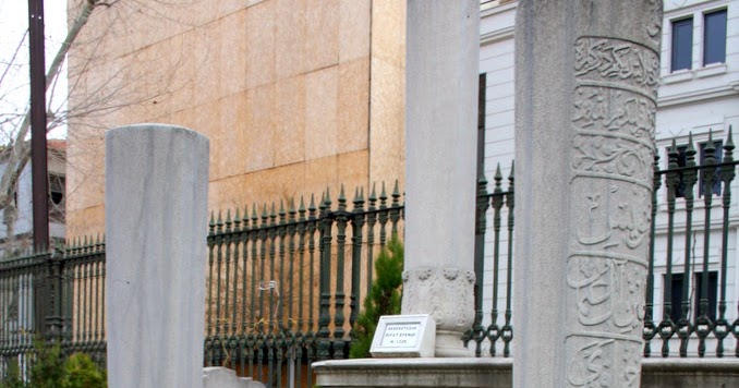 OĞUZ TOPOĞLU : Muallim Naci'nin mezarı.