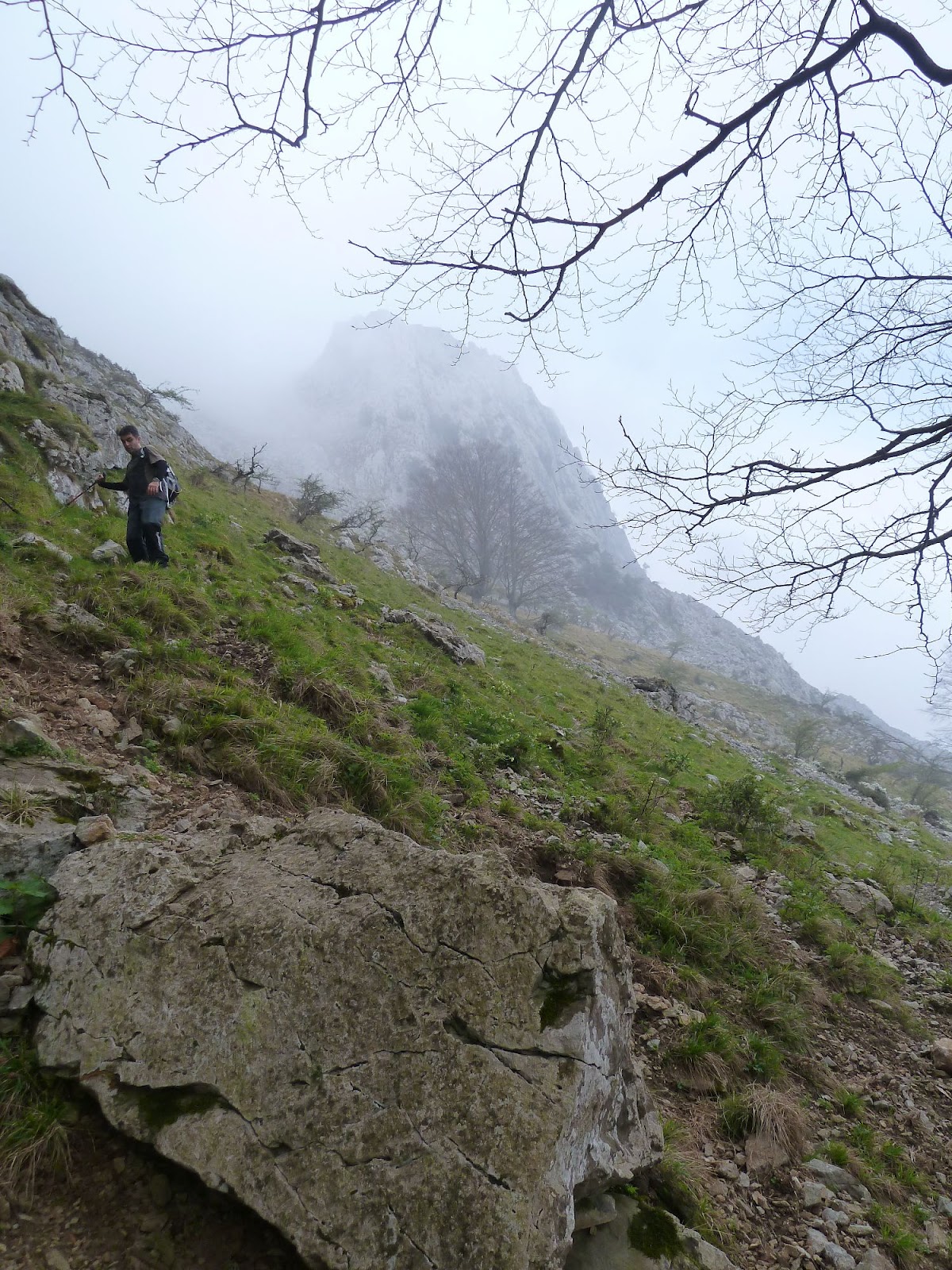 LOS PISACAMPAS: ALLUITZ (1040 mts) Y VUELTA AL AITZ TXIKI DESDE ATXARTE