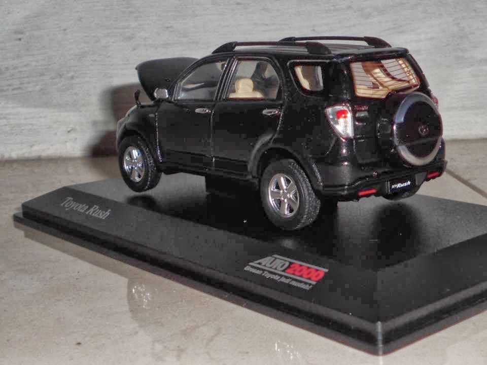 DIECAST MINIATUR MOBIL TOYOTA RUSH SKALA 1:43 MAINAN MERK AUTO 2000