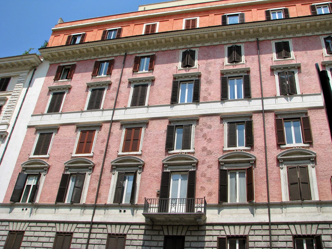 The Bell Curve of Life: Rome: Via Cavour