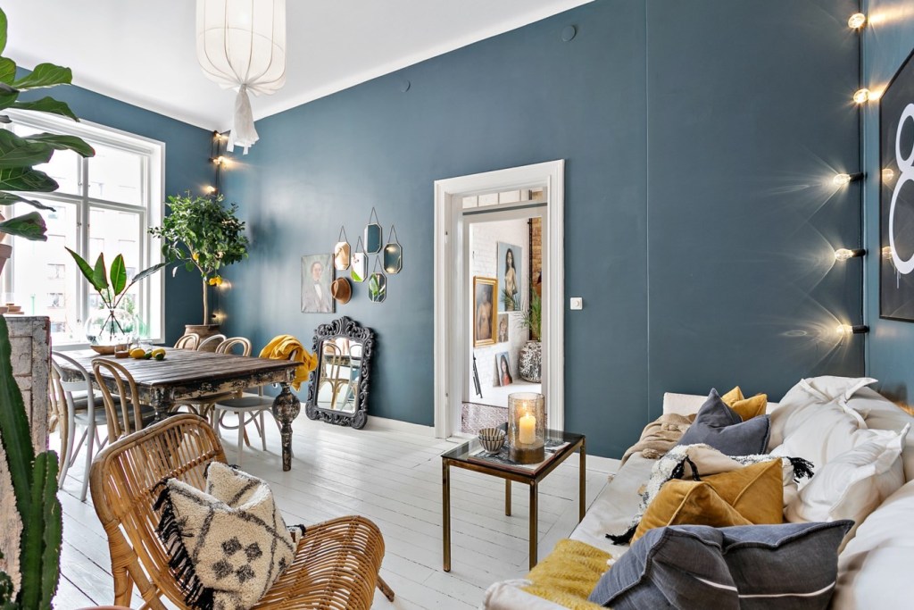 Scandinavian rustic-chic in blue tones