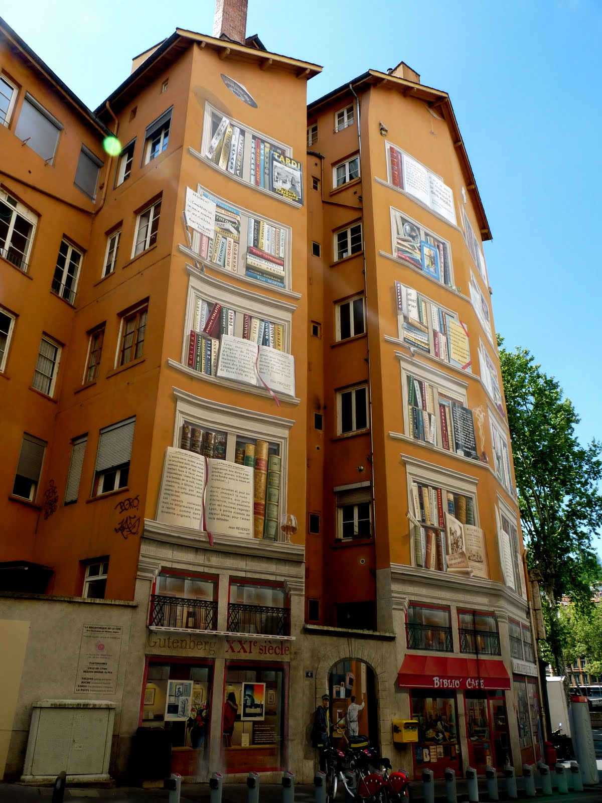 ByRominaPerez: The Walls of Lyon, France