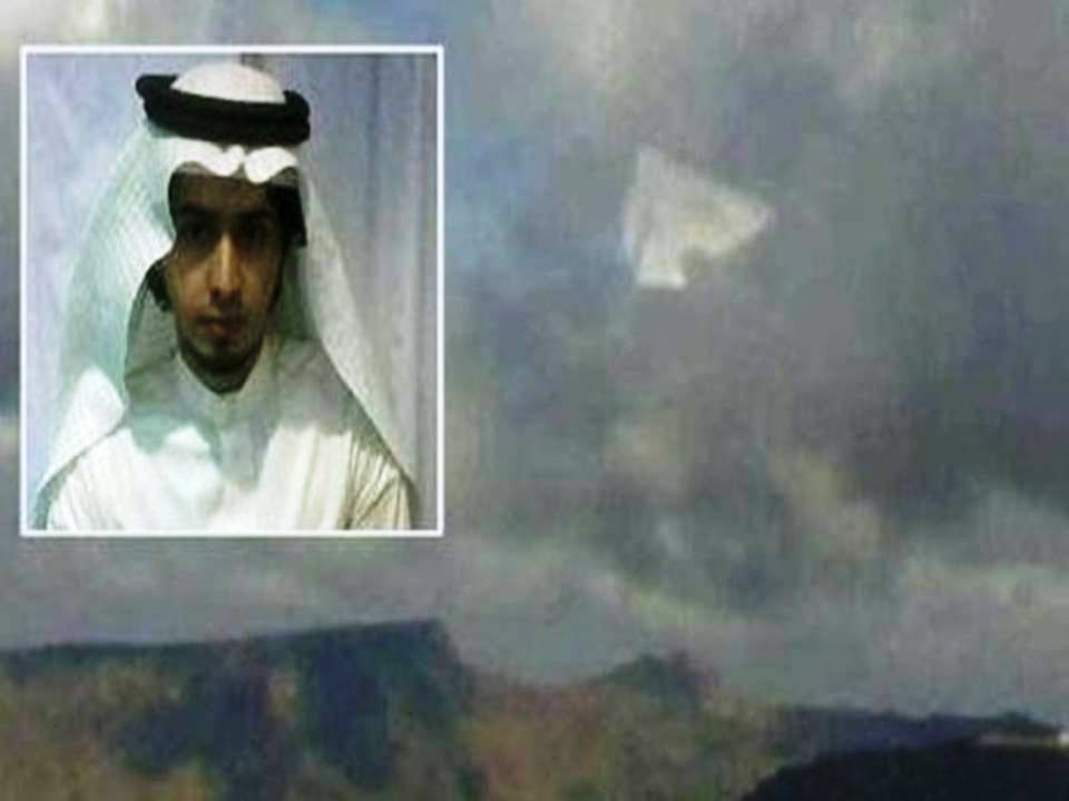 Strange triangular object photographed over Yemen - Mar 7, 2013