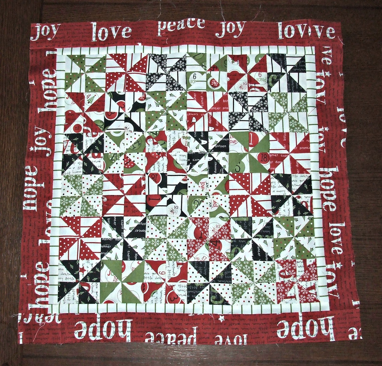 Ariane Quilts: A mini Christmas quilt top.....