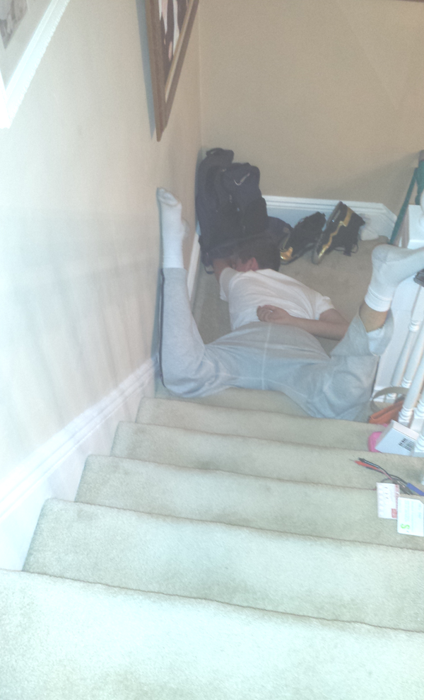 Tweeting Photos People Falling Down The Stairs | Tops Entertainment