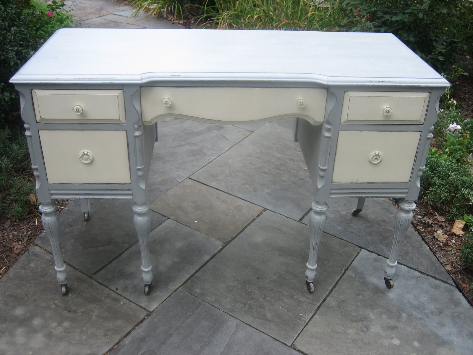 Elizabeth & Co.: Paris Grey Vanity/Desk