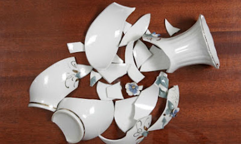 He Fooled Himself with a Broken Vase - A Must Read Story