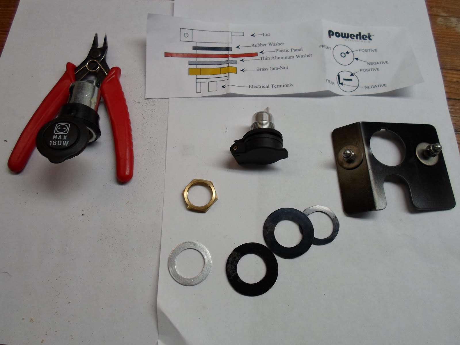 Moto Guzzi Stelvio NTX 2013: Powerlet electrical sockets