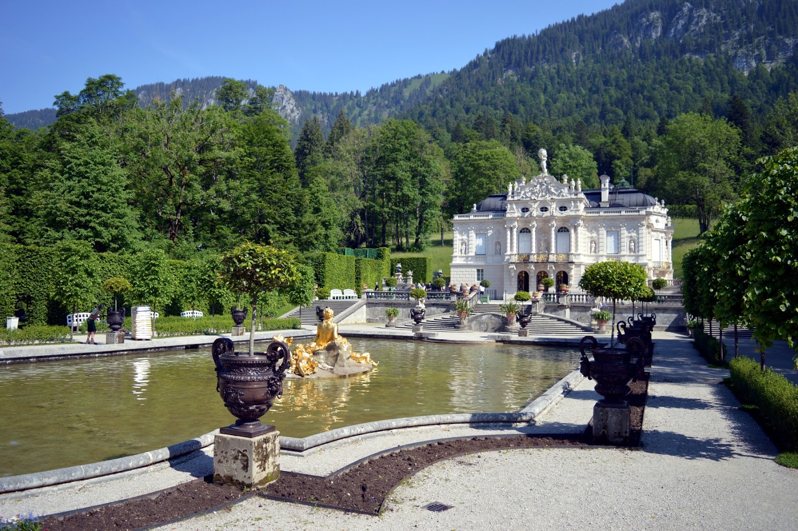 Il castello di Linderhof e le case dipinte di Oberammergau - Montagna ...