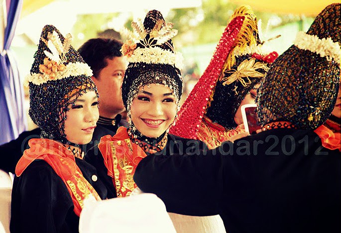 Daily Photo Me: Smile Aceh Girl In Traditional Dress