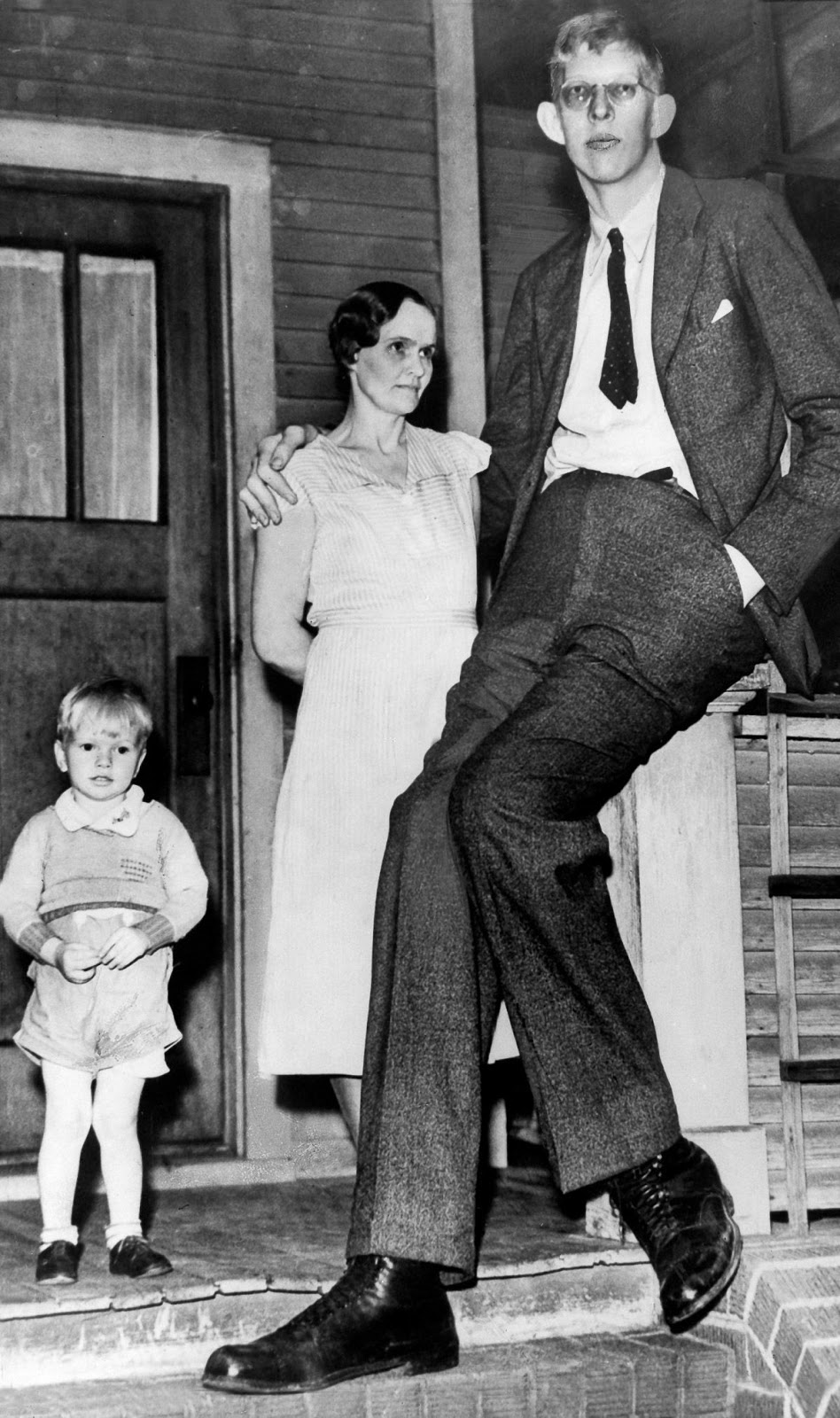 The Tallest Man in History: 18 Amazing Vintage Photographs Captured ...