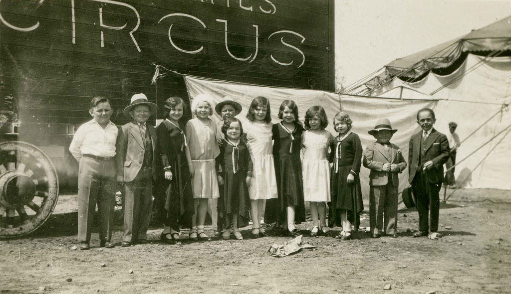 Vintage Photos Reveal the Burlesque Troupe of Midgets from the 1920s ...
