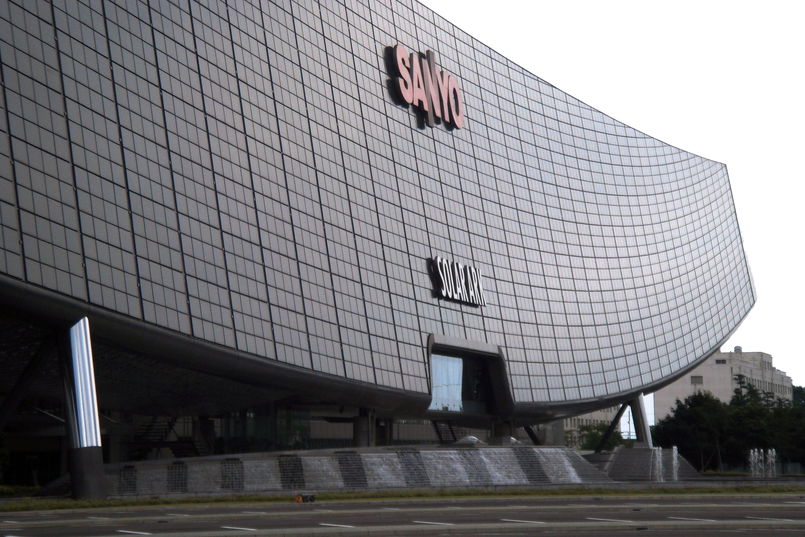 Oma'oma'o: Sanyo Solar Ark, one of the best examples of building ...