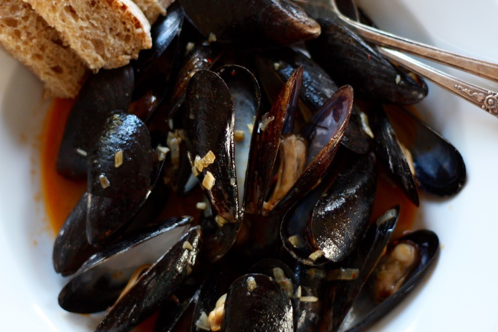 ben and birdy: Smoky, Spicy Restaurant-Style Mussels (+ a winner!)