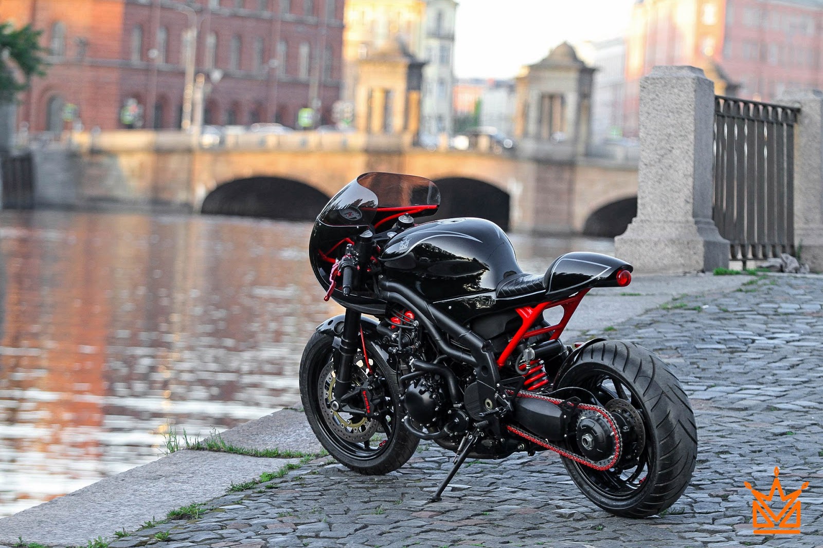 Daytona 955I cafe racer Mat Custom - RocketGarage - Cafe Racer Magazine