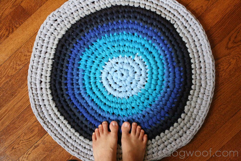 Repurpose Old T-Shirts into This Amazing Crochet Rug - Handy DIY