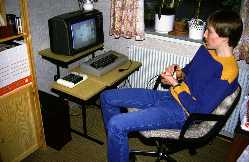 20 Vintage Photographs of People With Their Commodore 64, One of the ...
