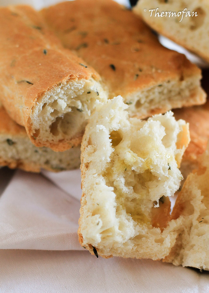Coca de pan aceitado con tomillo y romero — Thermofan