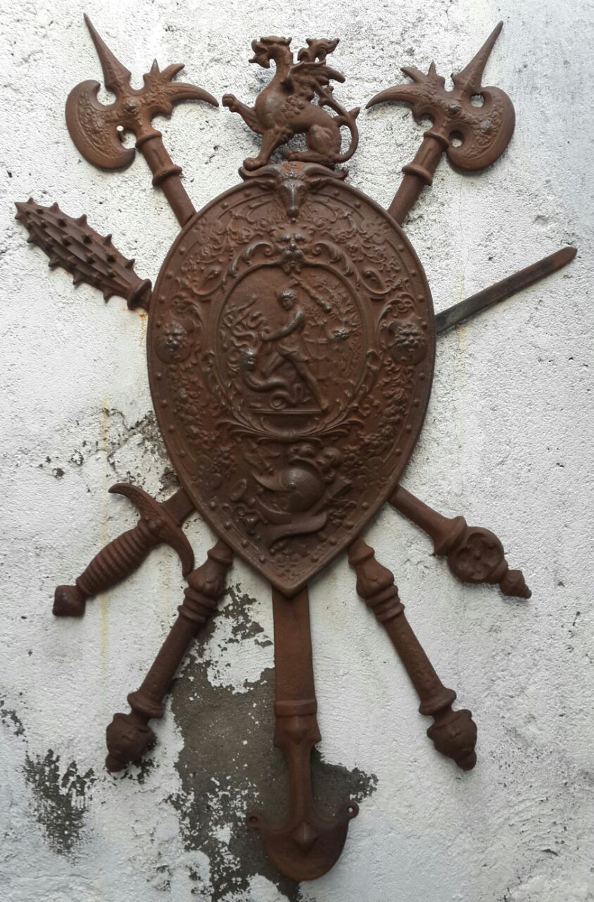 SAYANG ANTIK SOLO: Perisai Tameng Besi cor Portugis Vintage