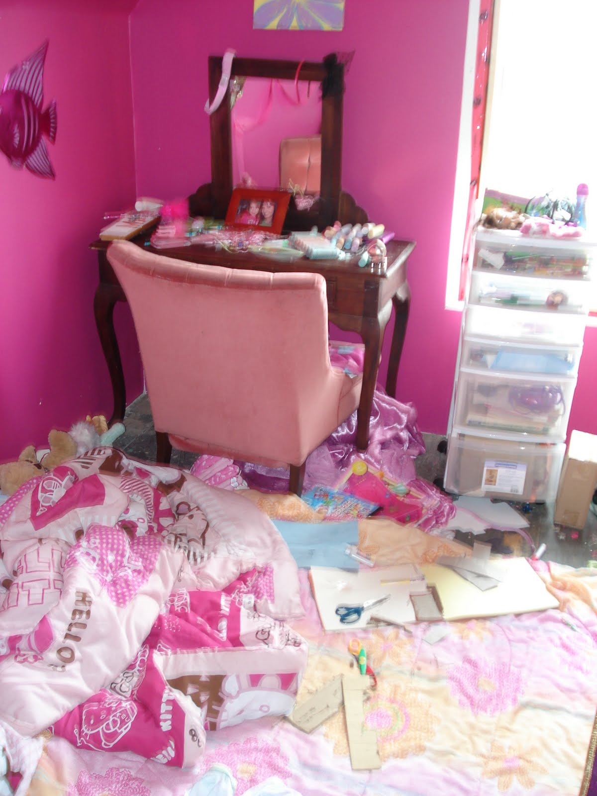 East Coast Girl: This messy room!!!