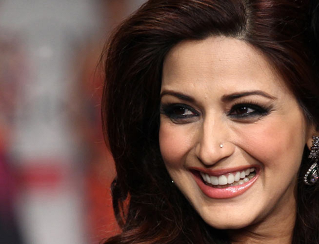 free stars wallpaper: Beautiful Sonali Bendre HD Wallpaper