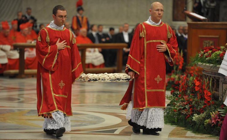 Liturgia Papal: La imposición del palio II