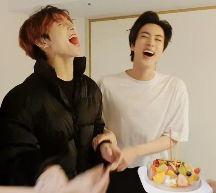 더쿠 올해도 어김없이 정신없고 특이점이 온 방탄소년단 진 생일 브이앱 라이브ㅋㅋㅋ