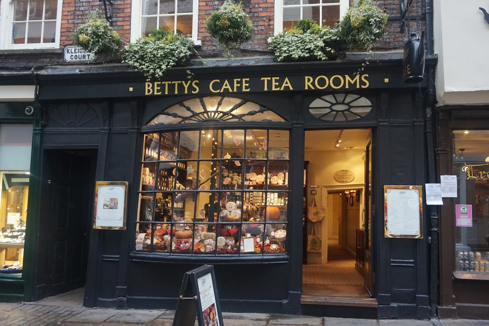 Travel: Stonegate & The Shambles, York - Rachel Nicole