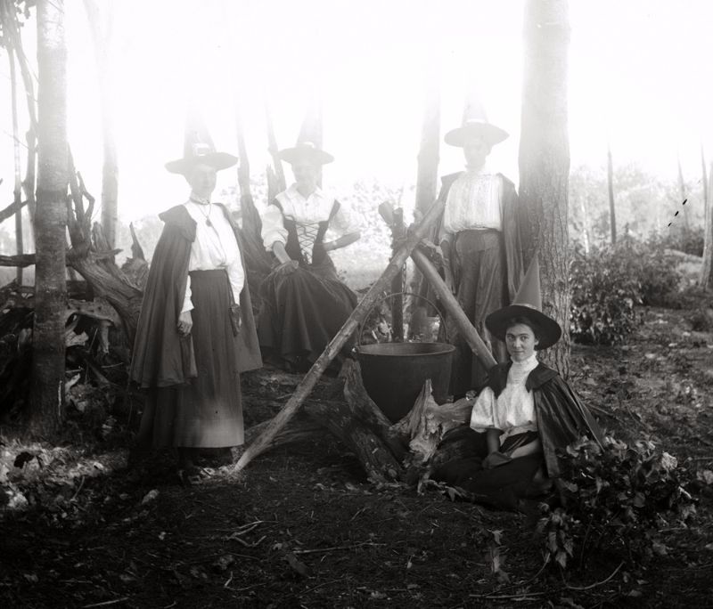 39 Interesting Photos That Capture Women in Witch Costumes From the ...