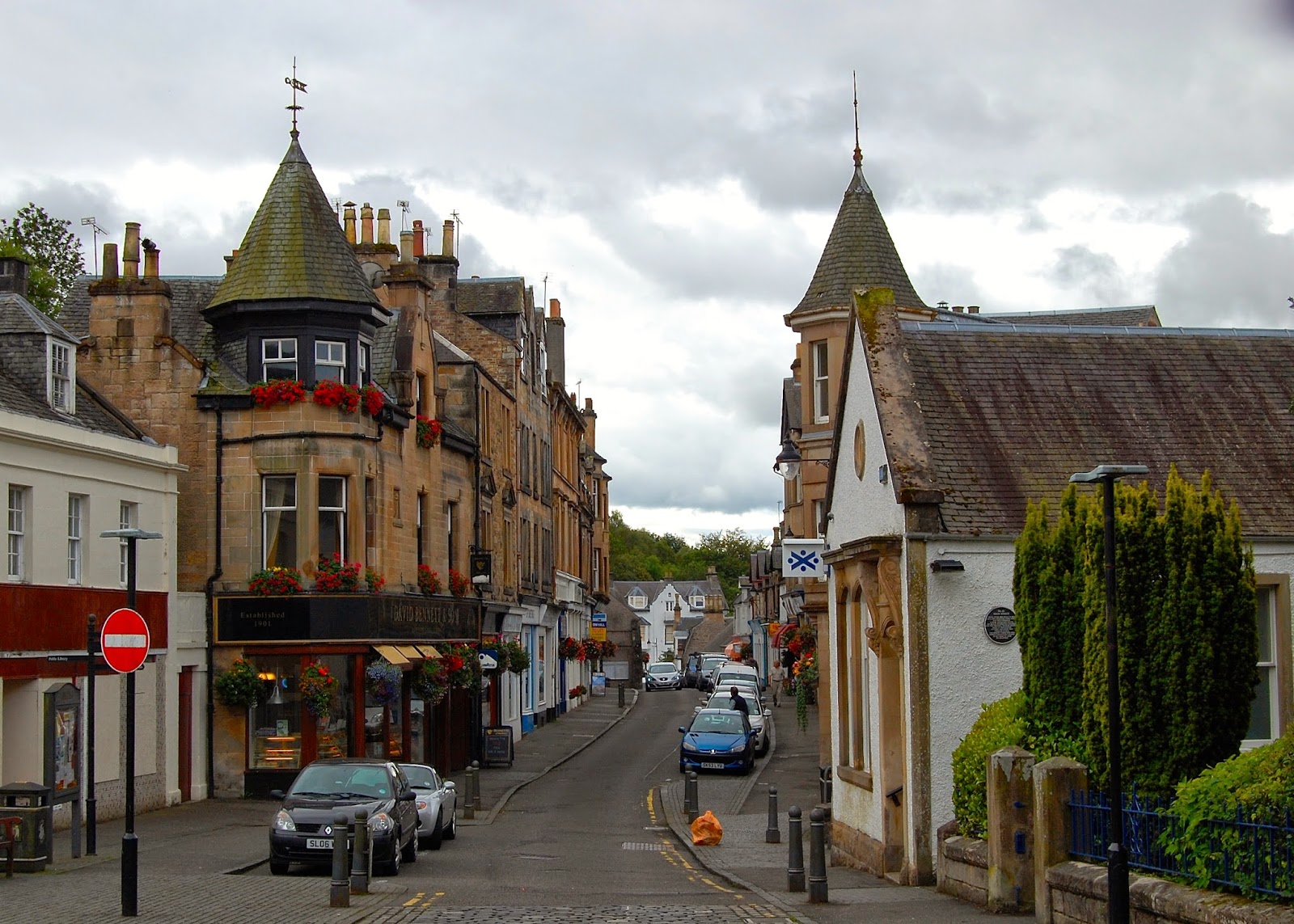 Coloring Without Borders: Roughly ⅓ of Scots never move away from home