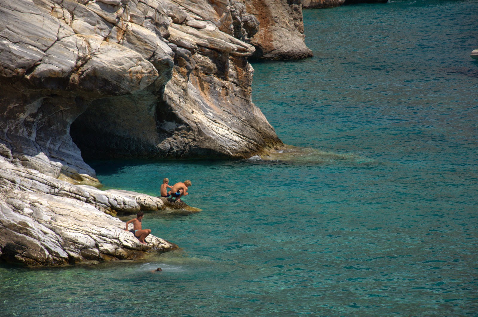 EXPLORE MOUNTAINS: ΦΑΡΑΓΓΙ ΑΡΑΔΑΙΝΑΣ - ΚΟΡΥΦΗ ΠΑΧΝΕΣ ΣΤΑ ΛΕΥΚΑ ΟΡΗ