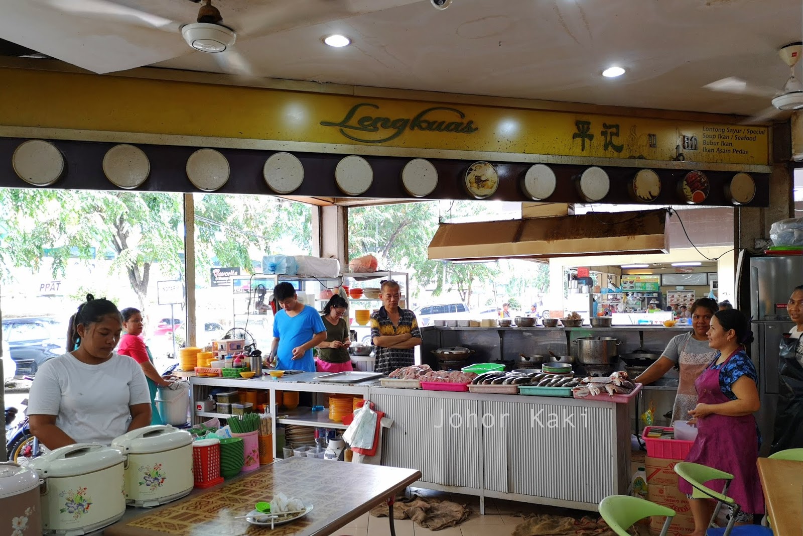 Lengkuas Fish Soup at Eatern Food Court in Batam Indonesia 平记鱼汤 |Tony ...