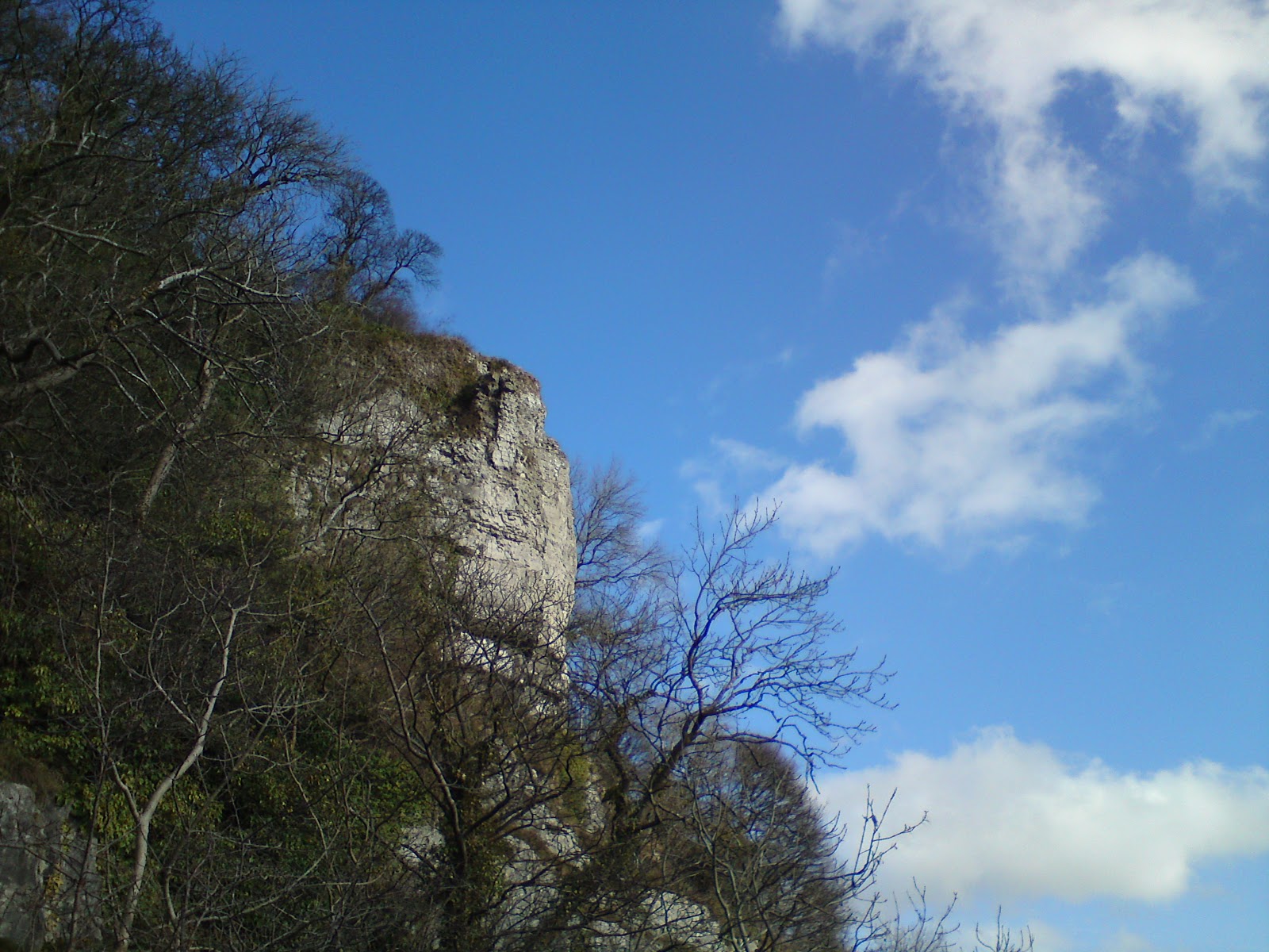 Walks Around Britain's blog: A Walk through Coombs Dale in the Peak ...