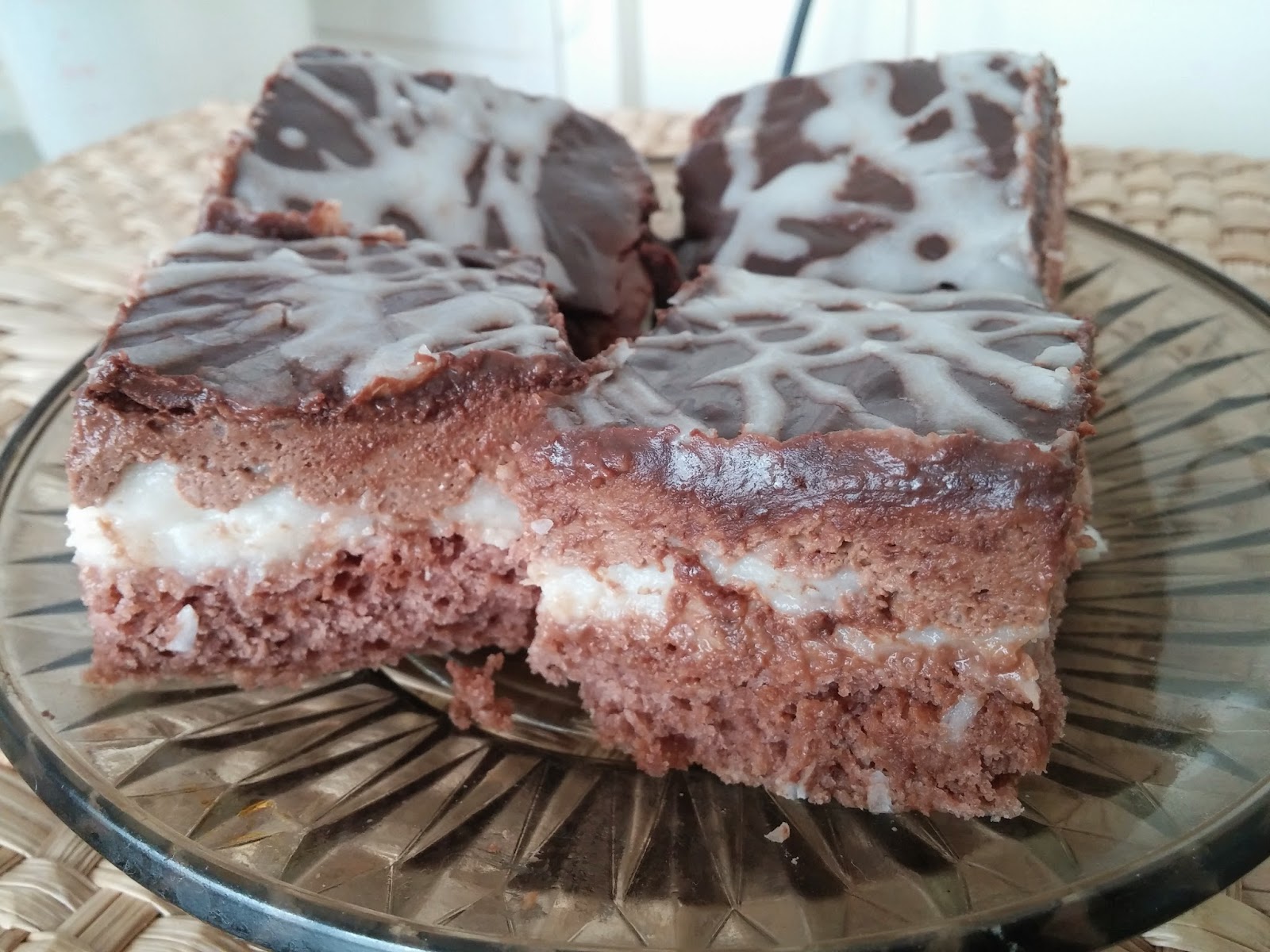 Együnk finomakat az egészségünkre: Csokihabos kókuszos sütemény ( tej ...