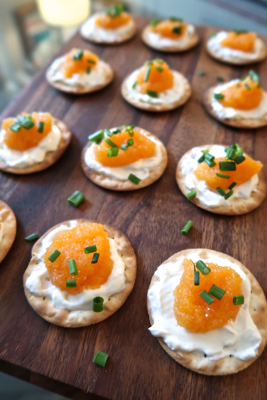 Scrumpdillyicious: Whitefish Caviar Canapés with Sour Cream & Chives