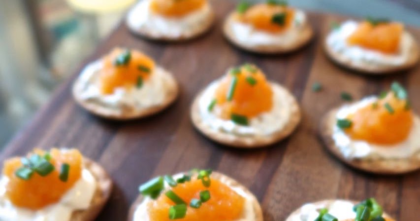 Scrumpdillyicious: Whitefish Caviar Canapés with Sour Cream & Chives