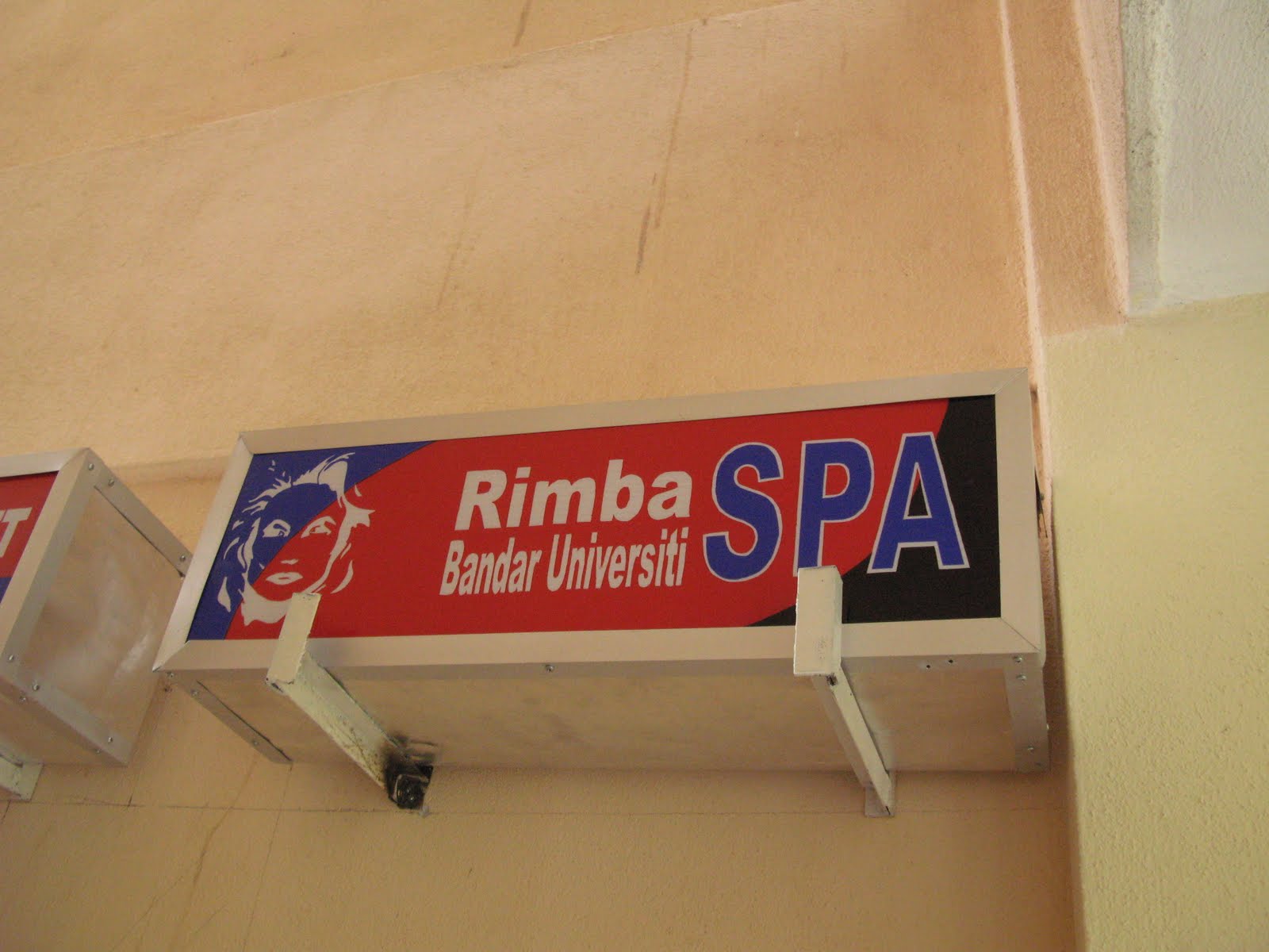 Seni Reka Tanda SMKSI: Pemasangan papan tanda