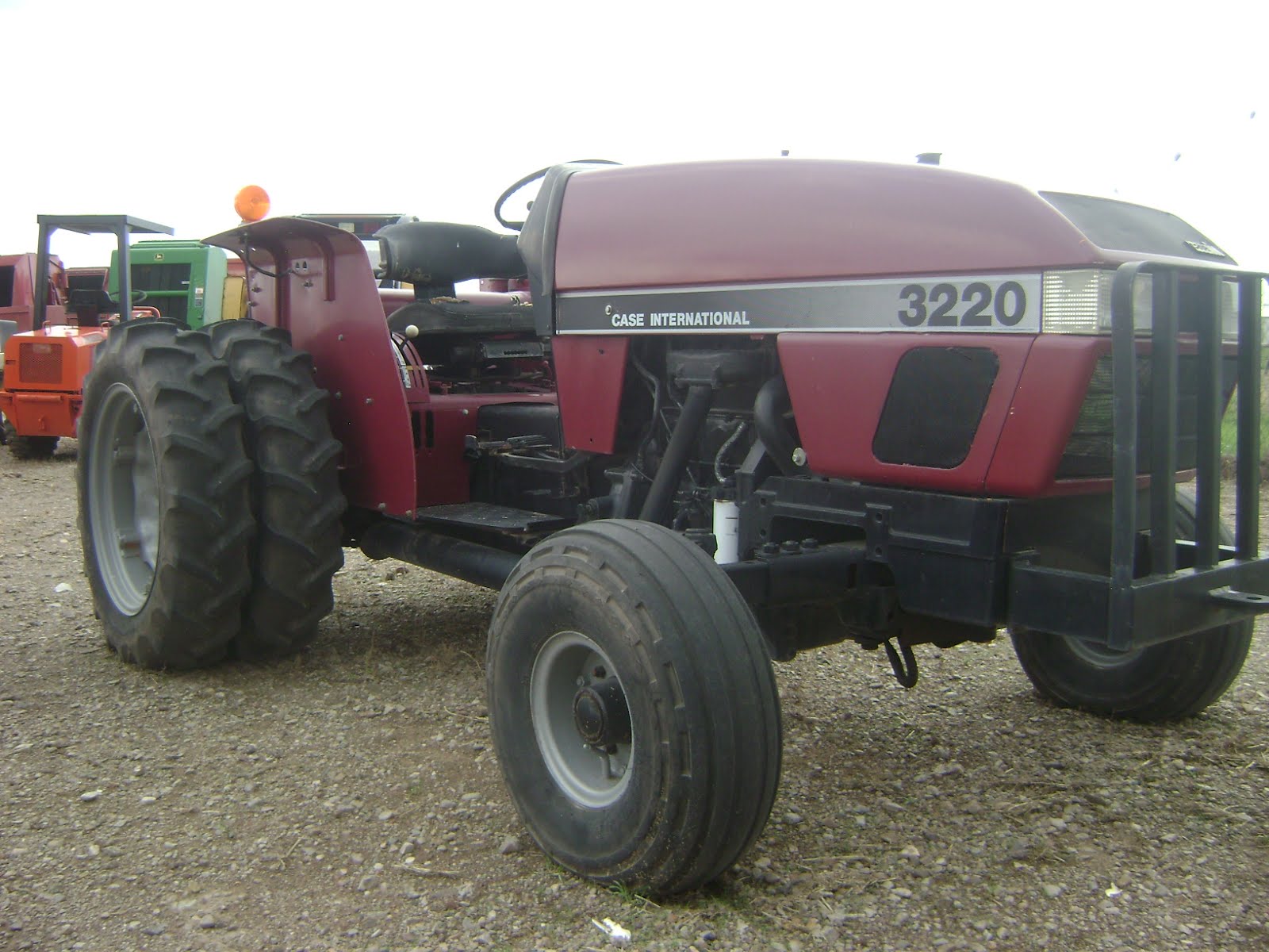 MAQUINARIA AGRICOLA INDUSTRIAL: Tractor Case International 3220 $10,000 ...
