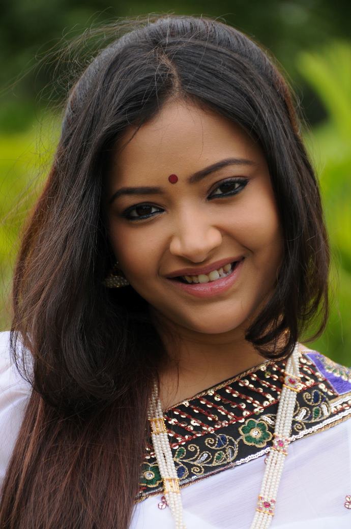 Swetha Basu Prasad Saree Stills | Tollywoodtv
