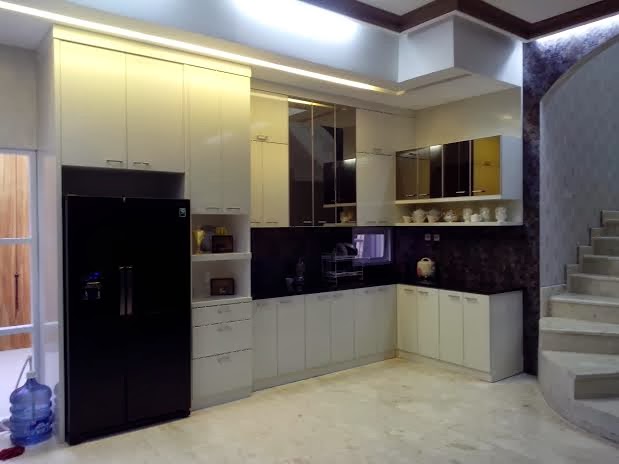 RIMBA ASIA FURNITURE: Kitchen-set Variatif Warna Putih Berpintu Cermin