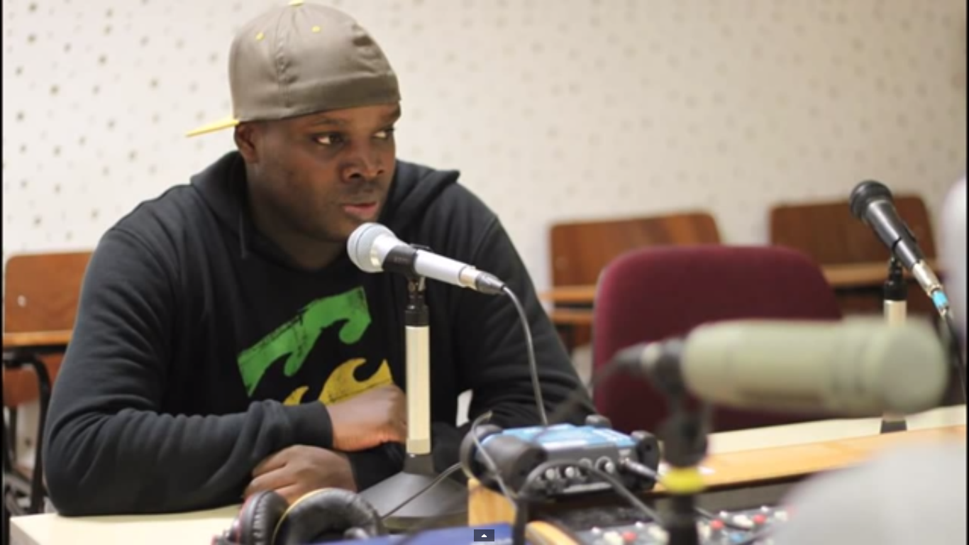 O rapper Valete é entrevistado pelo programa "Outro Lado"