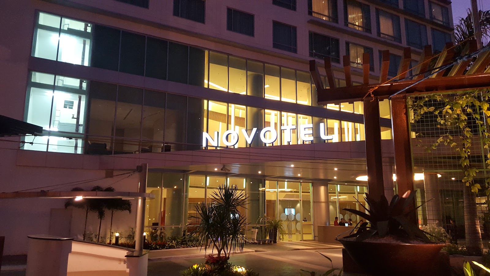 Sand Under My Feet: Gourmet Bar and Pool Lounge at Novotel Hotel Manila