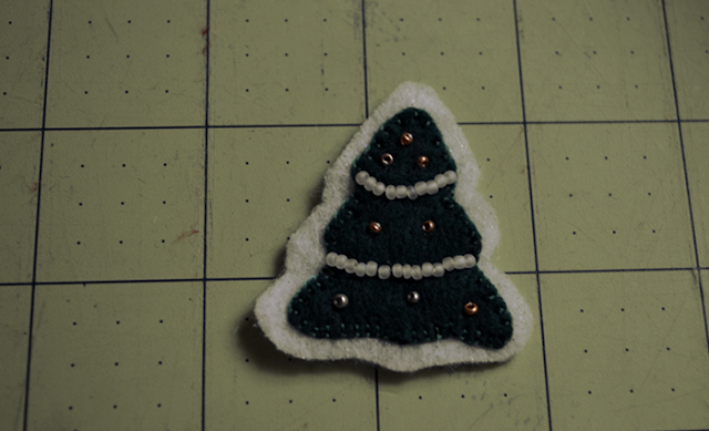 Art Threads: Christmas Tree Beaded Felt Pin