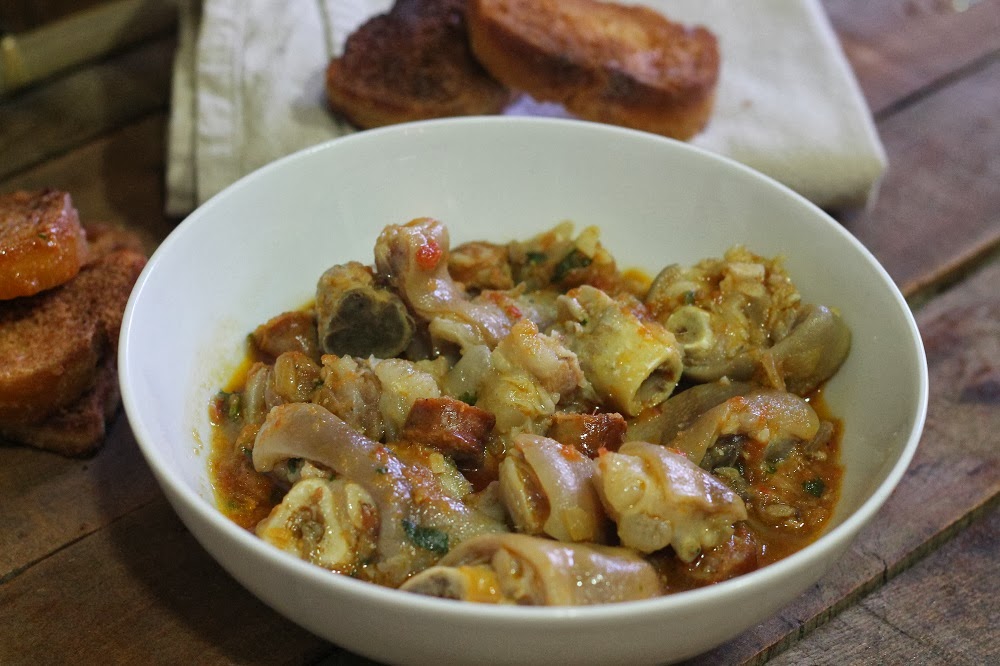 MANITAS DE CERDO EN SALSA